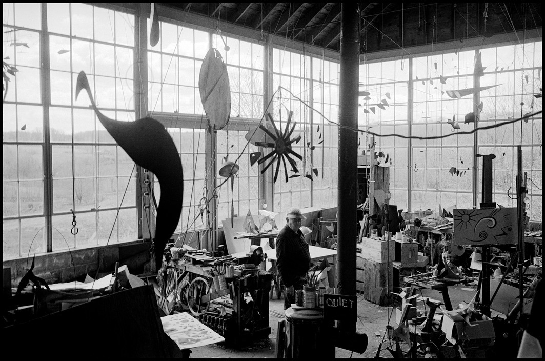 USA. Roxbury, Connecticut. 1963. Sculptor Alexander CALDER in his studio.